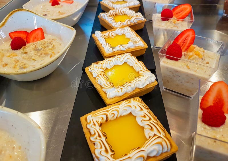 Postres Variados Y Dulces Variados Foto de archivo - Imagen de belleza ...