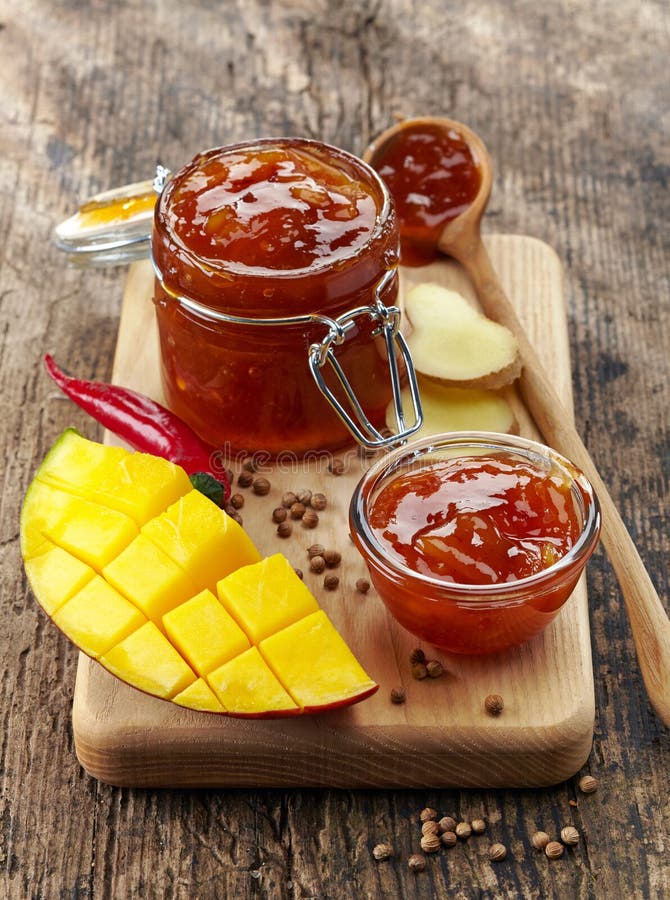 Pot de chutney de mangue photo stock. Image du délicieux - 40155794