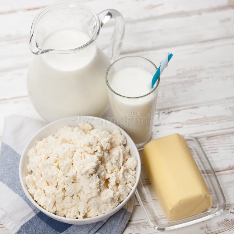 Pot De Lait Sur La Table En Bois Photo stock - Image du bouteille ...