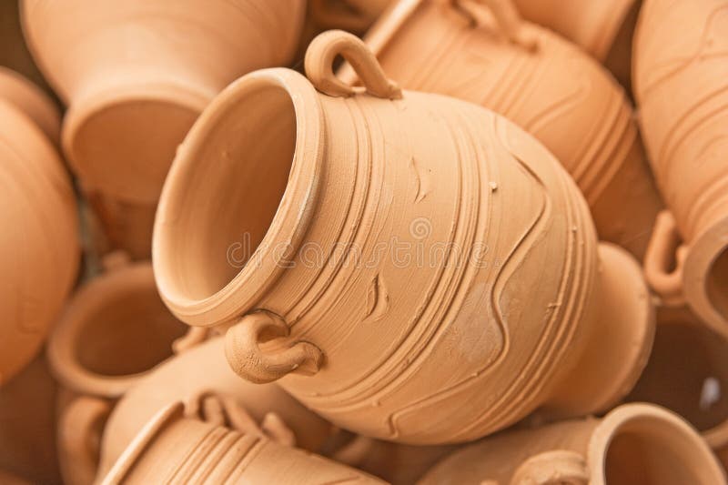 Una Fila Di Vasi Di Argilla Con Coperchi Sulla Griglia Fotografia Stock ...