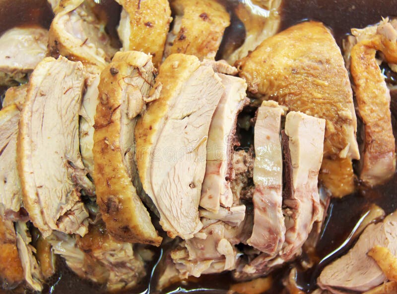 Pot-gestoofde Eend Met Saus En Ingradients Stock Afbeelding - Image of ...