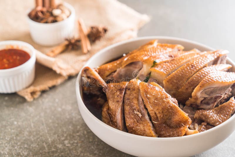 Pot-gestoofde Eend Met Saus En Ingradients Stock Afbeelding - Image of ...