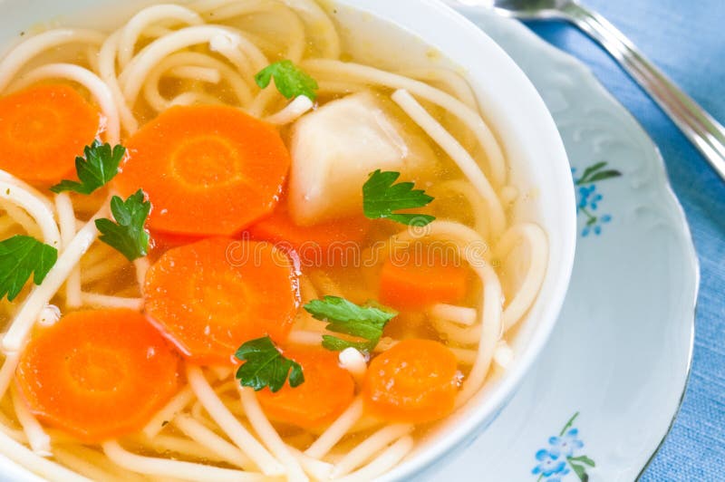 Potage au poulet image stock. Image du européen, orientation - 30540371