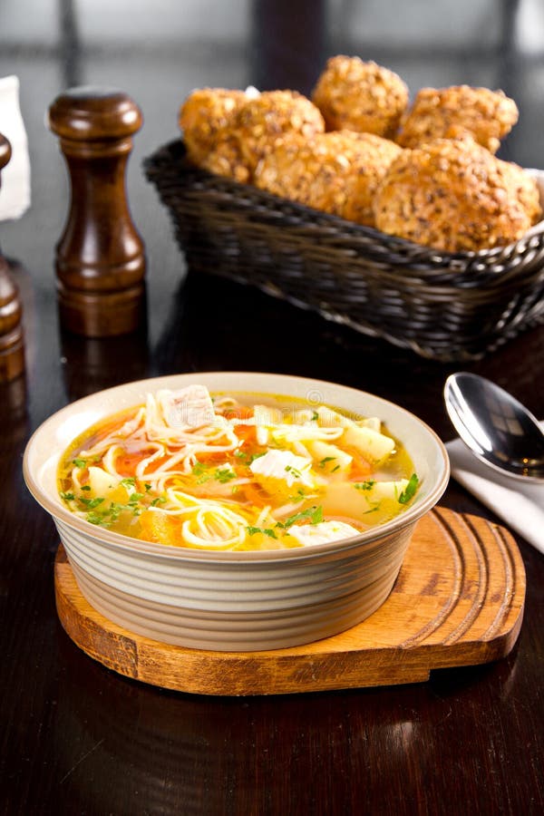 Potage au poulet image stock. Image du sain, poulet, assiette - 39327093
