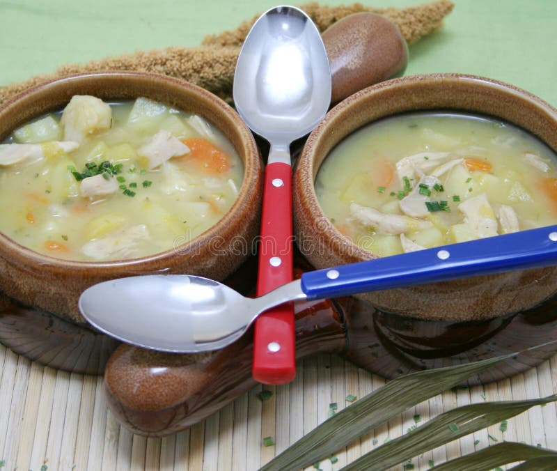 Potage Au Poulet Avec Des Pommes De Terre Photo stock - Image du ...