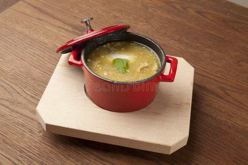 Potage Au Poulet Dans Une Cuvette Rouge Image stock - Image du ...