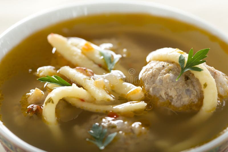 Soupe Traditionnelle Roumaine Avec Des Boulettes De Viande Photo stock ...