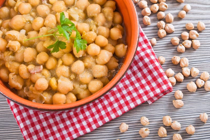 Potage De Pois Chiche Dans La Cuvette De Terre Cuite. Photo stock ...