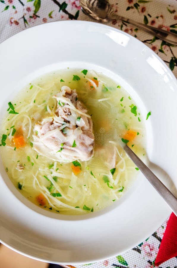 Potage au poulet chaud image stock. Image of aromatique - 31950293