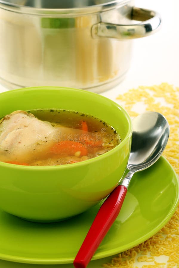 Potage De Poulet Dans Une Cuvette Verte. Photo stock - Image du ...