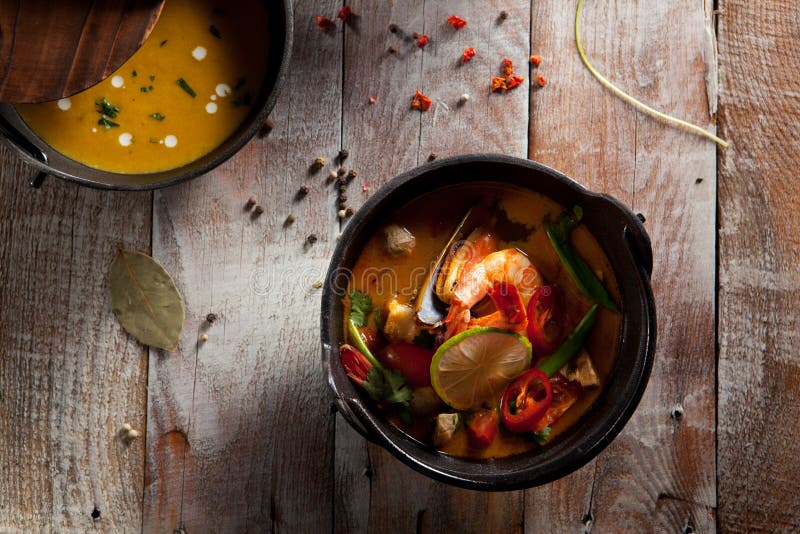 Potage de Tom Yum image stock. Image du brun, cuisinier - 66508099