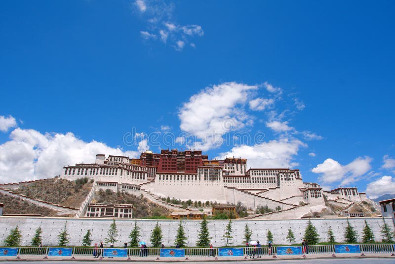 Potala Palace editorial stock photo. Image of lhasa, buddhism - 36111758