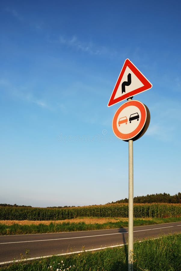 Poteau de signalisation photo stock. Image du signe, véhicule - 5883678