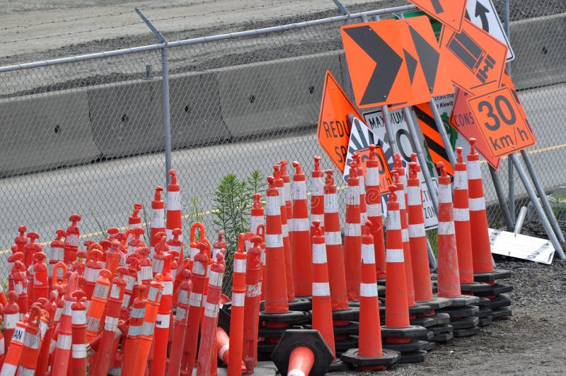 Le Poteau De Signalisation Indiquant La Route Tourne à Gauche Photo ...