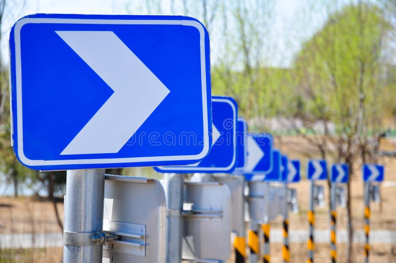 Poteau De Signalisation De Guide De Route Image stock - Image du signes ...