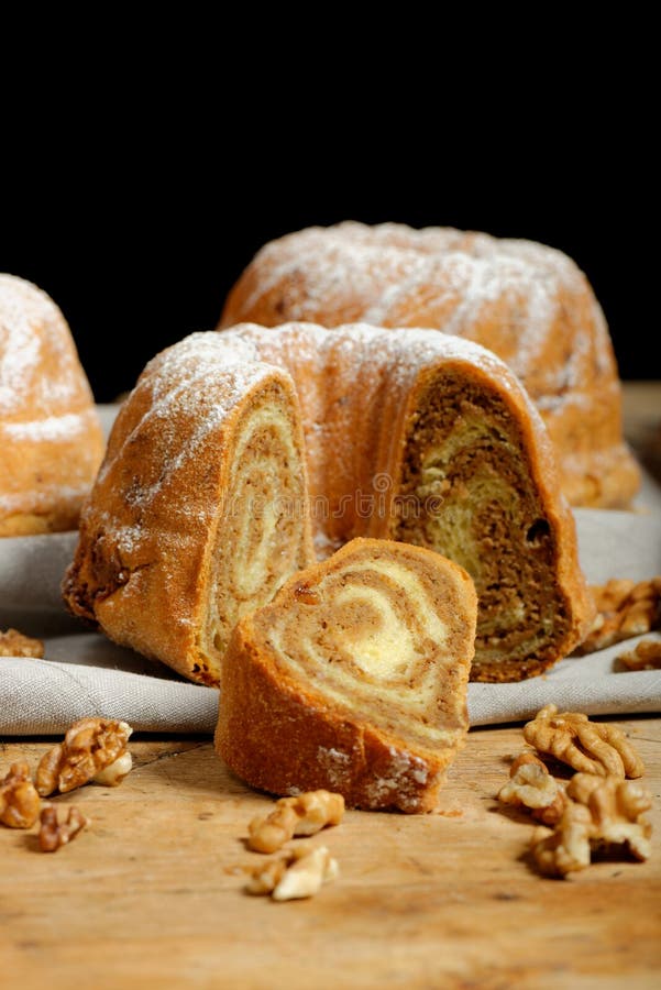 Potica/Potizza, Broodje Met Okkernoten Stock Afbeelding - Image of ...
