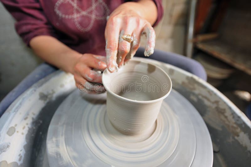 Potier Sur La Roue De Potiers Image stock - Image du artistique, main ...