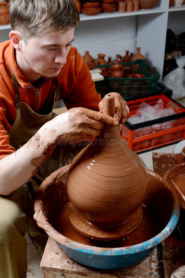 Mains d'un potier image stock. Image du création, traînez - 48005501