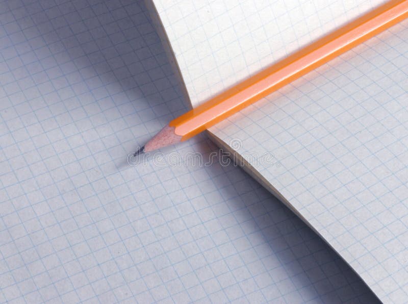 Pen En Potlood En Papier Op Een Tafelconcept, Kringlooppapier Stock ...