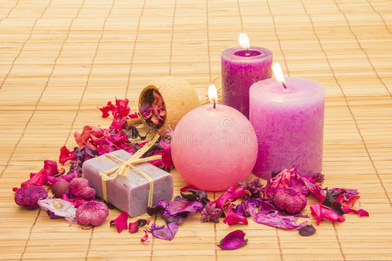 Potpourri con le candele fotografia stock. Immagine di fiore - 31525254