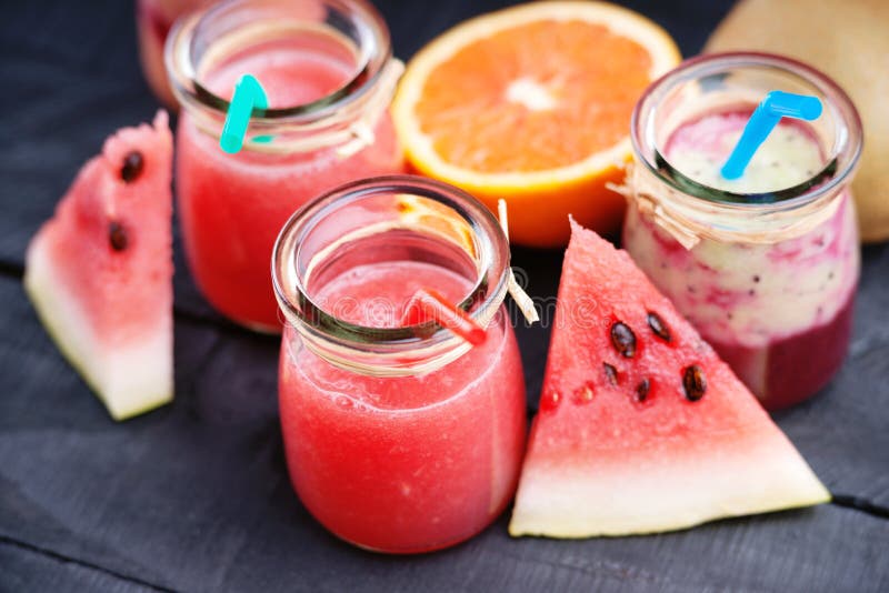 Pots Avec Des Smoothies Et Des Fruits Photo stock - Image du gens ...