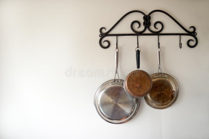 Potten En Pannen Op Een Muur Stock Foto - Image of potten, koken: 15270216