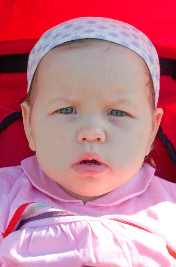 Pouca Menina Da Serenidade Na Cor-de-rosa Foto de Stock - Imagem de ...