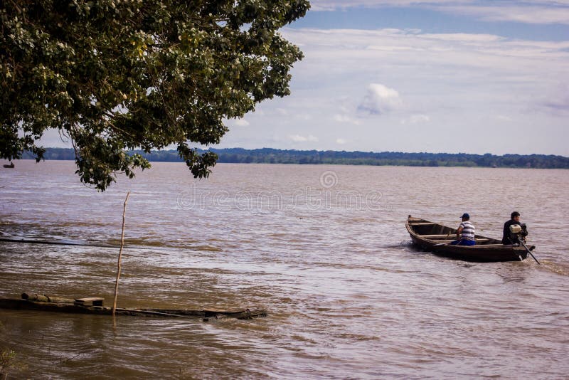 Pouco Barco No Rio Amazonas Foto Editorial - Imagem de barco, nave ...
