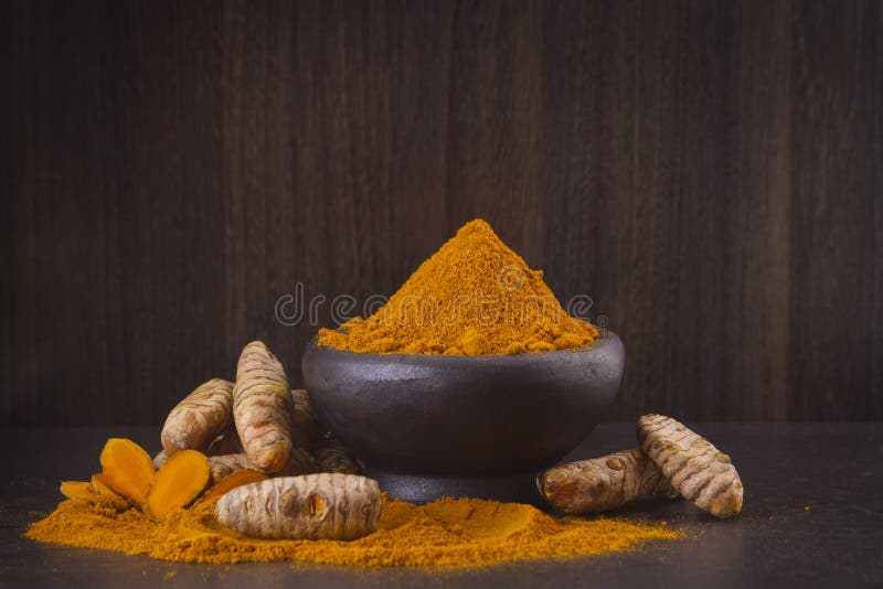 Poudre de safran des indes photo stock. Image du chaud - 13571274