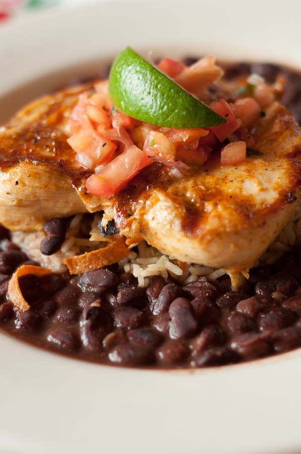 Poulet Avec Les Haricots Noirs Et Le Riz Photo stock - Image du ...