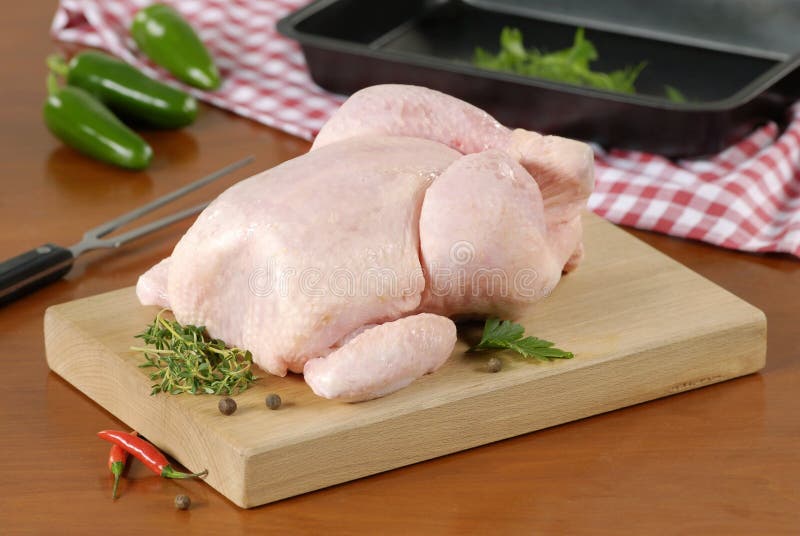 Poulet cru image stock. Image du vert, étain, entier, herbes - 9089613