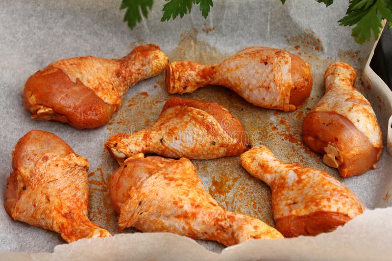 Poulet cru photo stock. Image du paprika, viande, marinade - 92990544