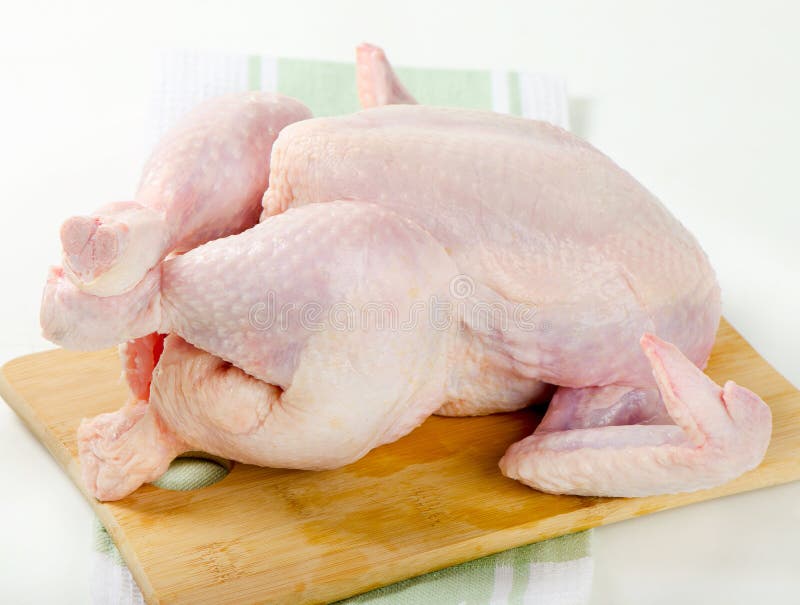 Poulet cru entier photo stock. Image du blanc, délicieux - 39690150
