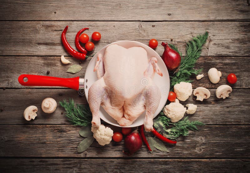 Poulet cru avec le citron photo stock. Image du wooden - 56618852