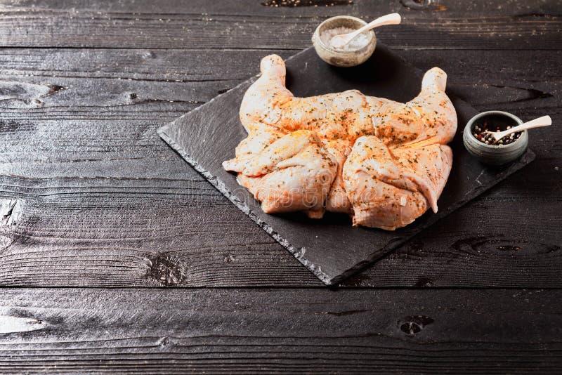 Poulet Entier Cru Avec Du Sel Et Le Poivre Image stock - Image du ...