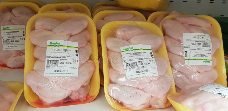 Poulet Dans Les Paquets Dans Un Supermarché Photo stock éditorial ...