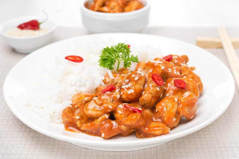 Poulet En Sauce Tomate Avec Les Graines De Sésame Et Le Riz, Plan ...