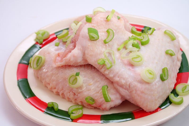 Poulet frais image stock. Image du oignons, cuisine, plaque - 9208993