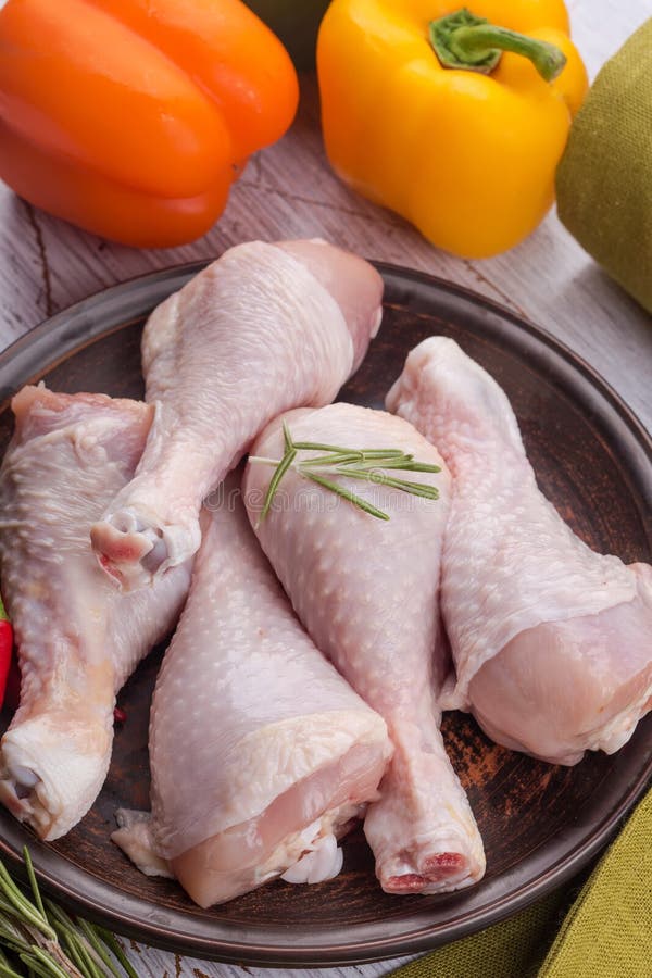 Poulet Cru Frais Sur Le Blanc Photo stock - Image du épicerie ...