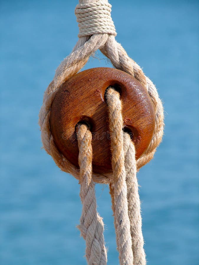 Poulie en bois image stock. Image du bateau, maritime - 6521451