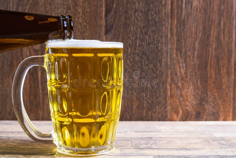 .Pour the Beer into a Glass of Beer Stock Image - Image of liquid, pint ...