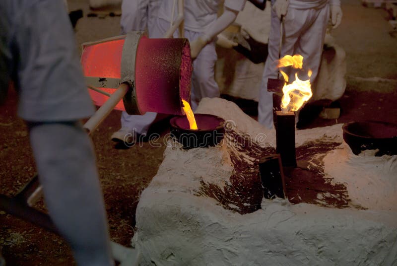 Pouring gold Buddha statue editorial image. Image of detail - 89437825