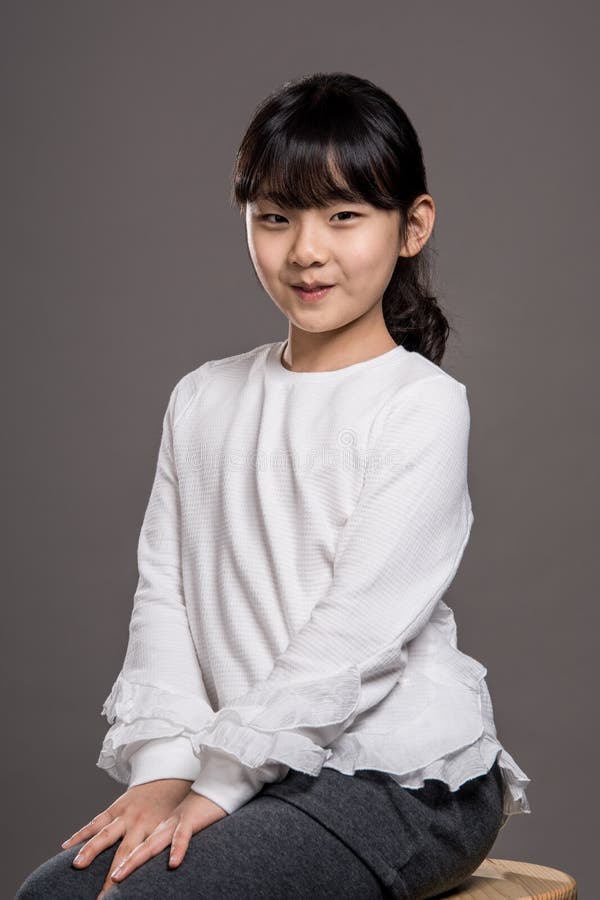 Pousse Asiatique Adolescente De Portrait De Studio D'enfant De Fille ... Pousse Asiatique Adolescente De Portrait De Studio D'enfant De Fille ...