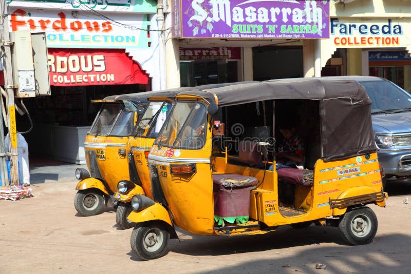 Pousse-pousse Automatiques Attendant Des Passagers Photo stock ...