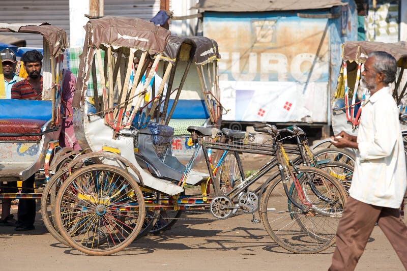 Pousse-pousse De Cycle Dans La Rue Principale De Puri Photo éditorial ...