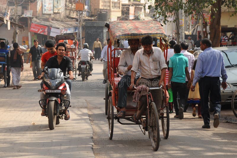 Pousse-pousse Et Passager De Cycle. Vieux Delhi, Inde. Image éditorial ...
