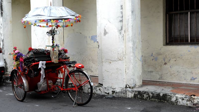 Pousse-pousse Rouge Avec Un Parapluie Image stock éditorial - Image du ...
