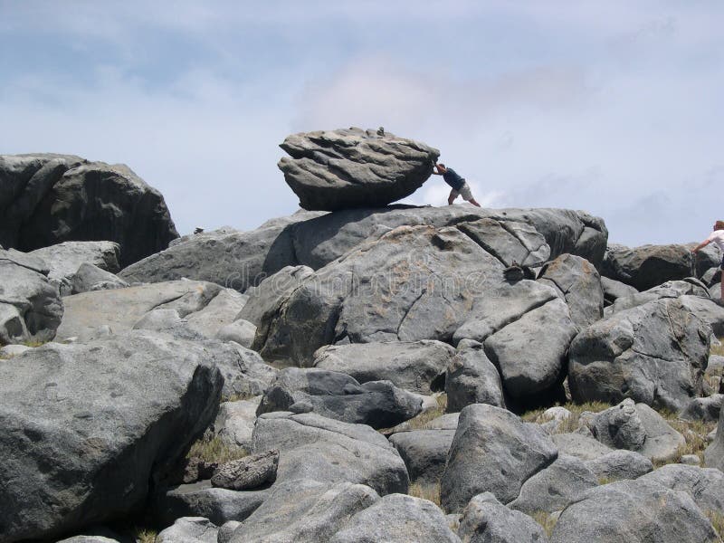 Pousse le rocher image stock. Image of effort, homme, rocher - 285319