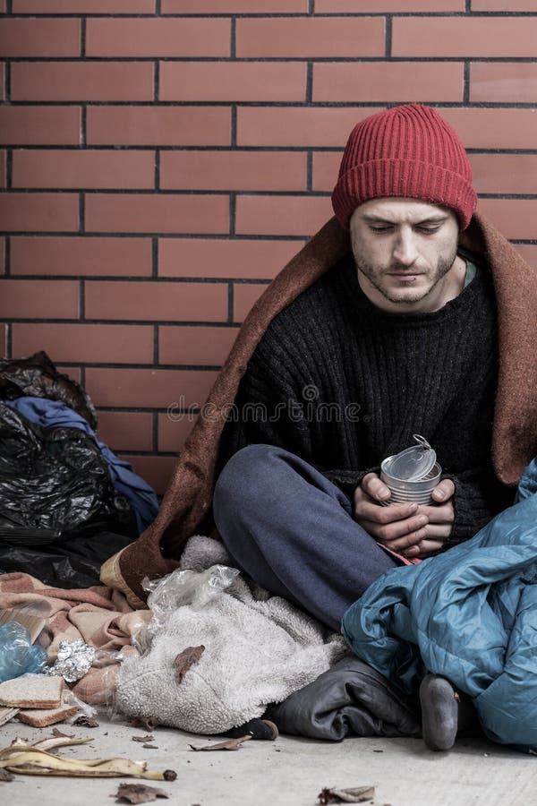 Un Uomo Senzatetto E Povero Che Mangia Un Panino Immagine Stock ...
