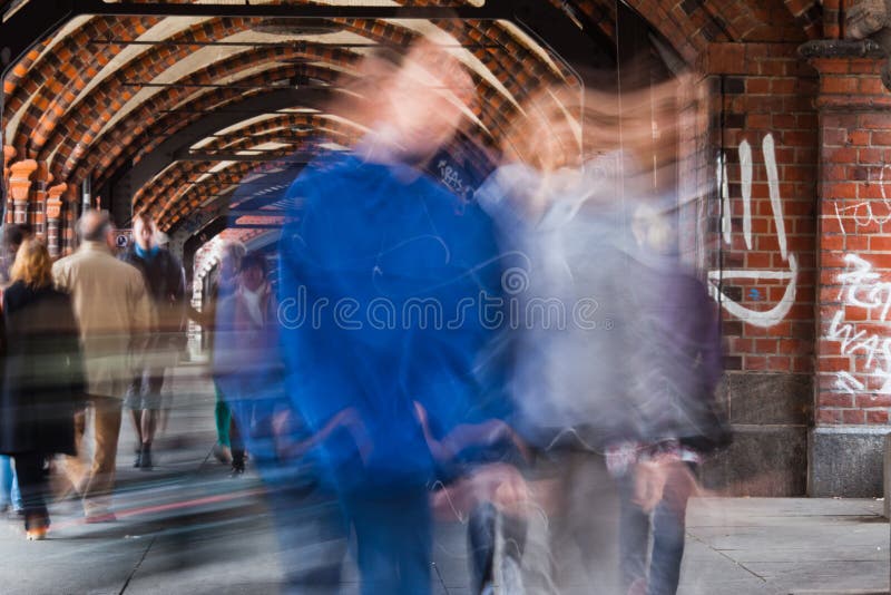 Povos no movimento imagem de stock. Imagem de andar, urbano - 25195197